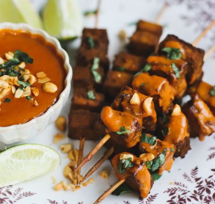 Recette de Brochettes de tofu curcuma et sauce satay | Recettes healthy ...